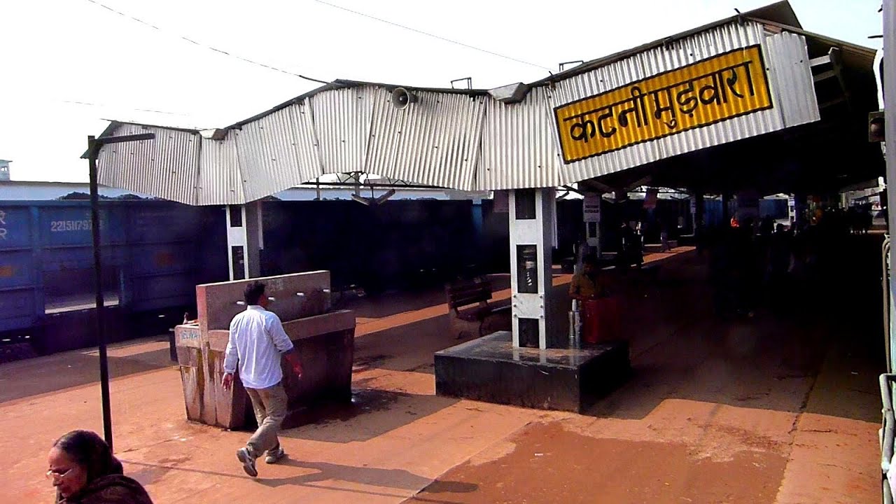 SRC WAP4 SHALIMAR SHM BHUJ EXPRESS ARRIVING AT KATNI MURWARA - YouTube