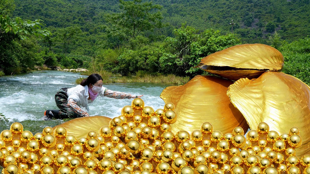 😱🎁The girl pried open the sparkling giant mussel and harvested the most ...