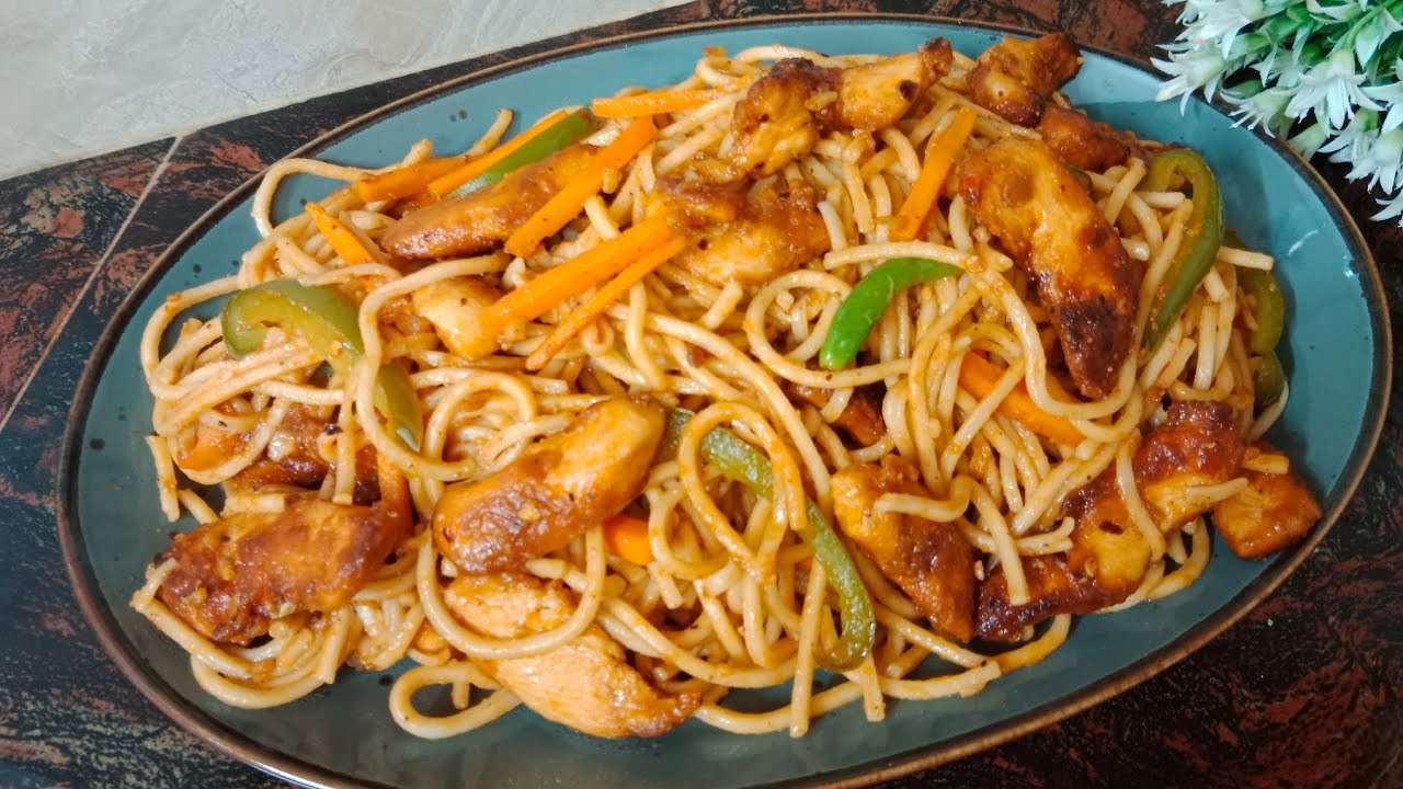 চিকেন চাওমিন।। Chicken Chawmein।। #chawmein #chickenchawmein - YouTube