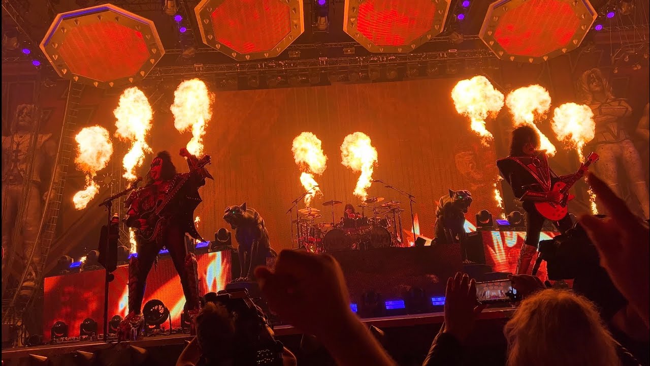Kiss - War Machine + Heaven's on Fire - (Live Berlin 2023) 4K - YouTube