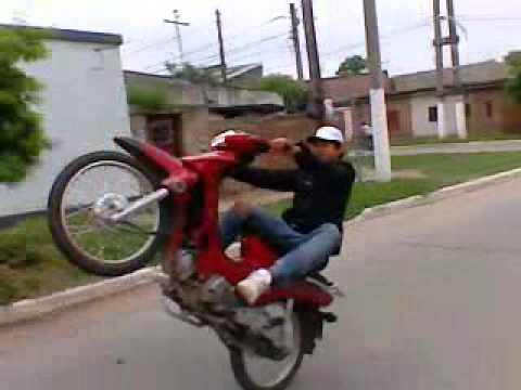 laly haciendo willy en honda wave - YouTube