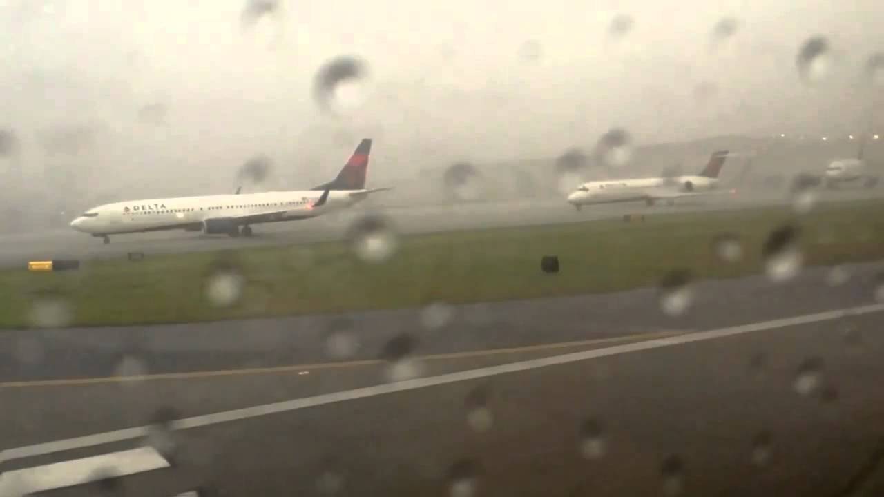 Bolt of lightning strikes Delta Airlines plane during thunderstorms at ...