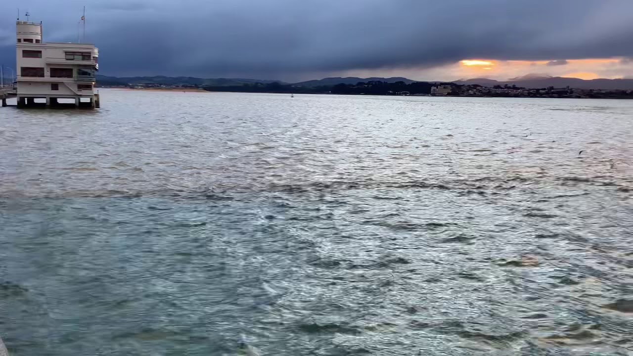 La riada se deja ver en la bahía este primero de año - YouTube