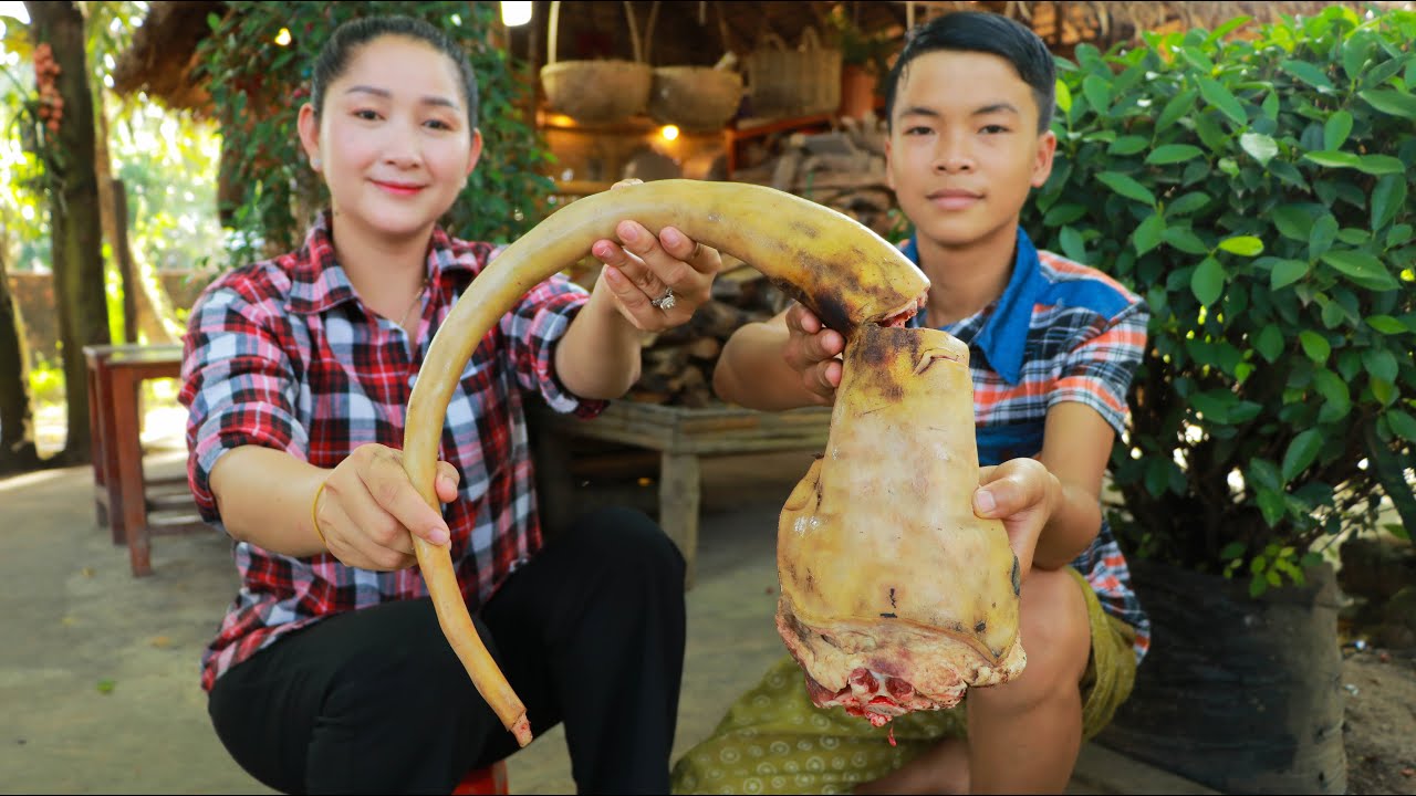 Cook yummy ox tail soup and eat together - Ox tail soup cooking - Daily ...