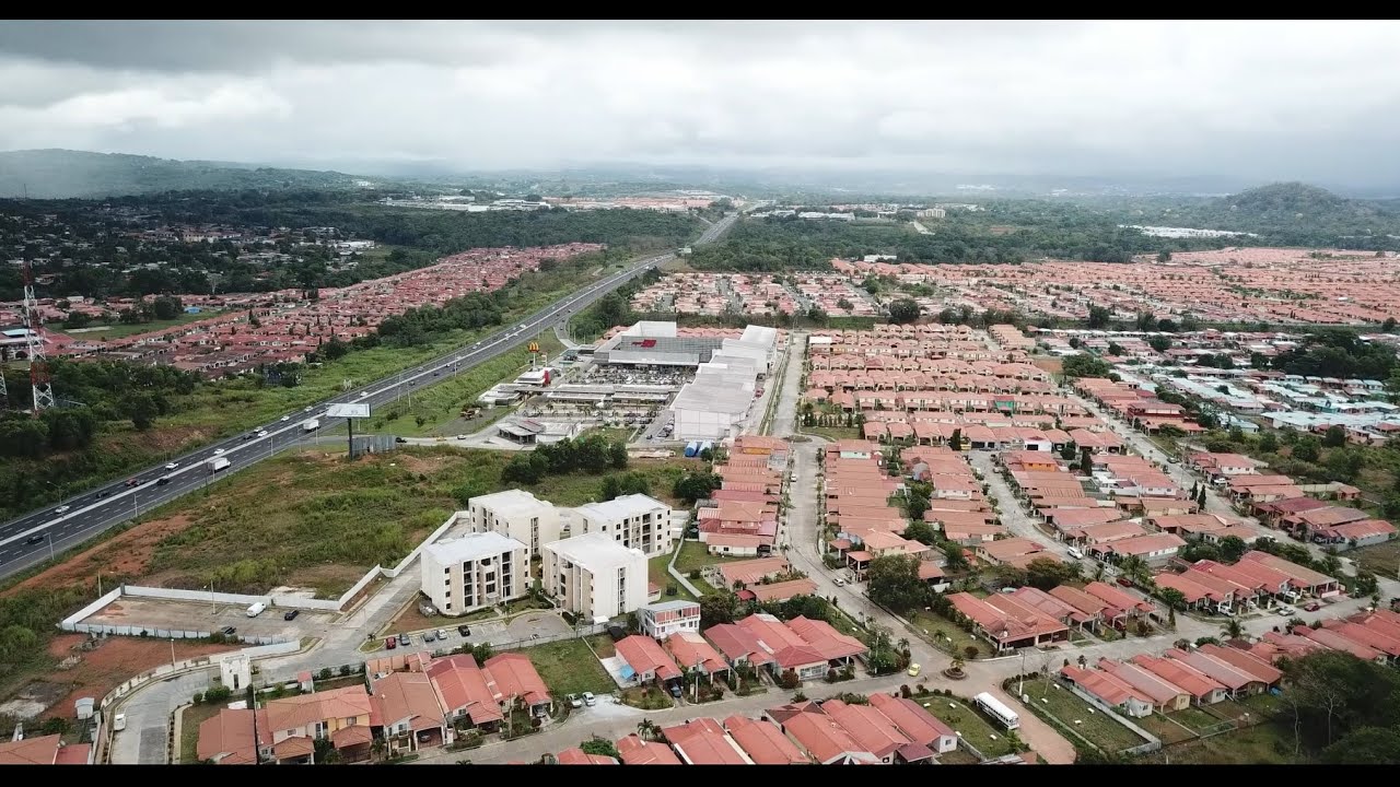 Vistas aéreas de Panamá. Plaza ONDGO y barriadas aledañas... La ...