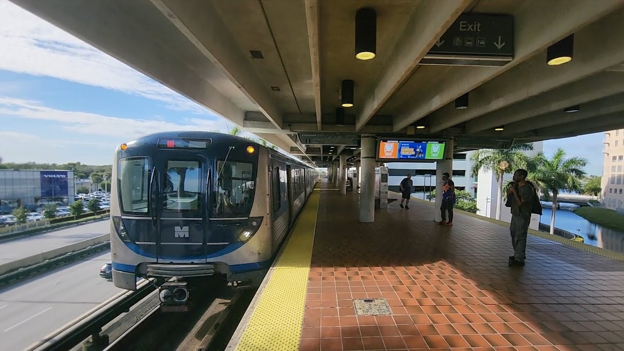 Miami Metrorail Northbound Orange Line train ride from Dadeland North ...