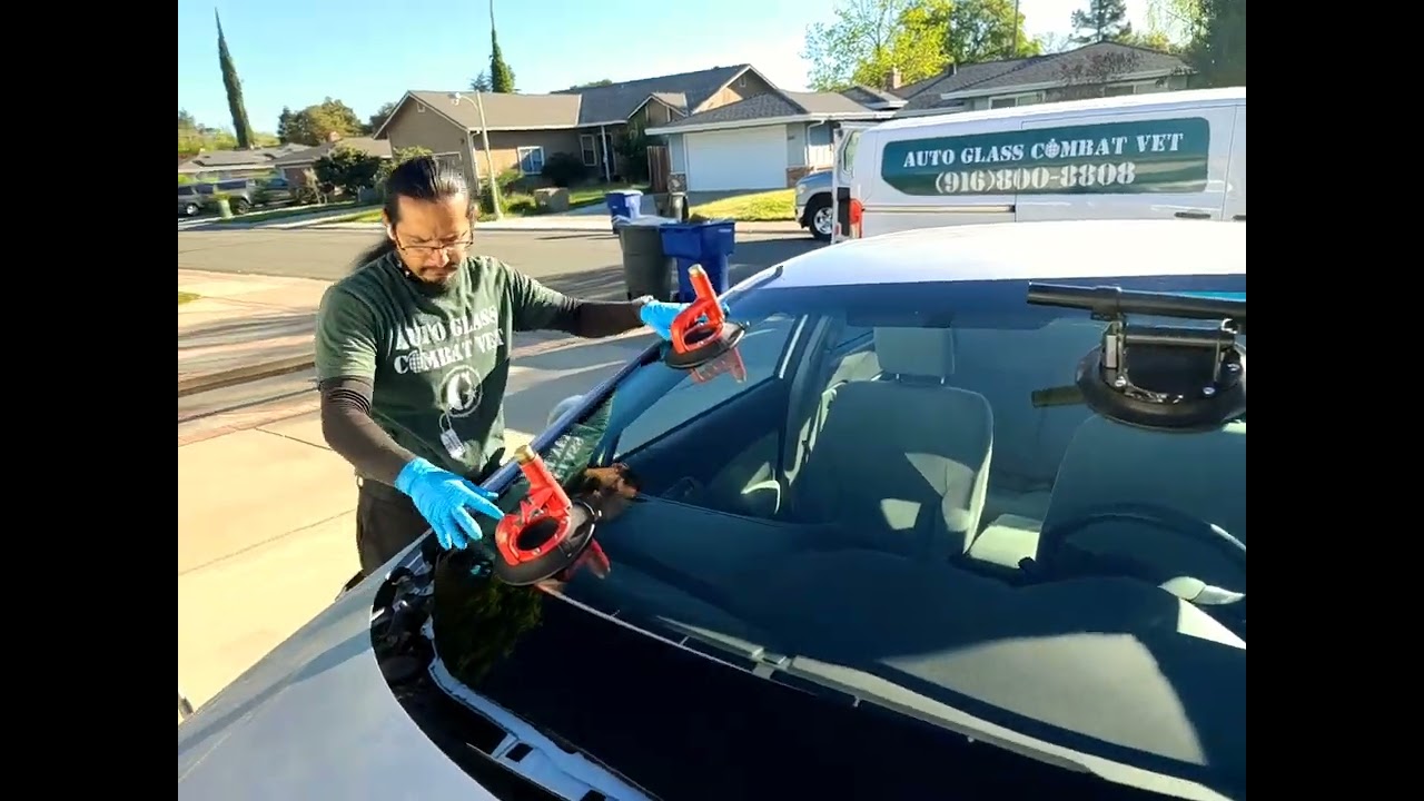 Windshield Installation one man setting with Little Buddy Setting Tool ...