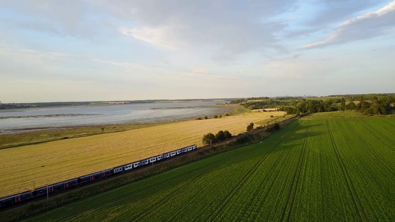 Class 321 pair working the Dutchflyer to Harwich International - YouTube