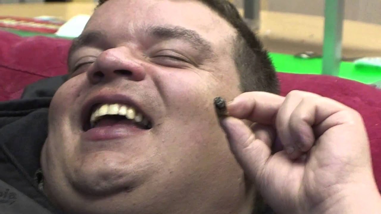 Grubas zjarał się trawką. - YouTube