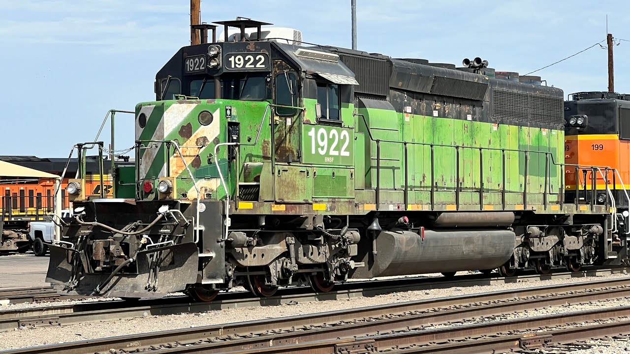 BNSF SD40 1922 and 199 idle in extreme heat, Phoenix AZ 7-29-23 - YouTube