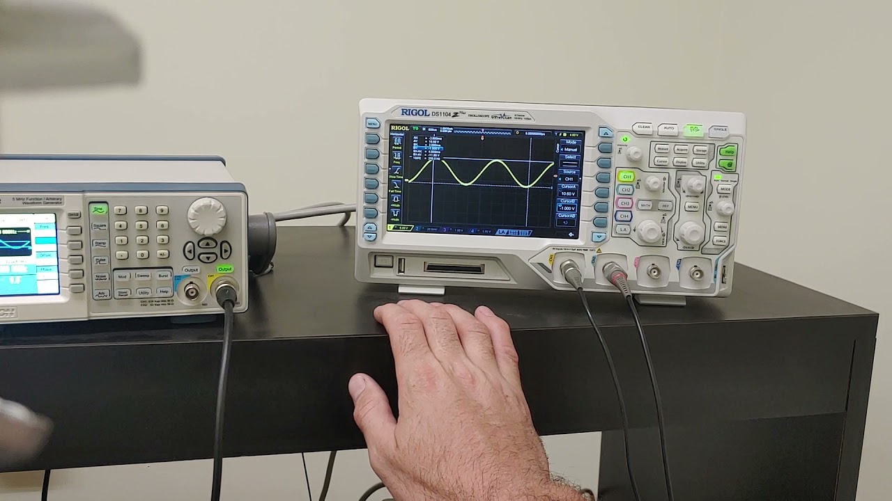 Using the cursor tool on a RIGOL DS1104 - YouTube