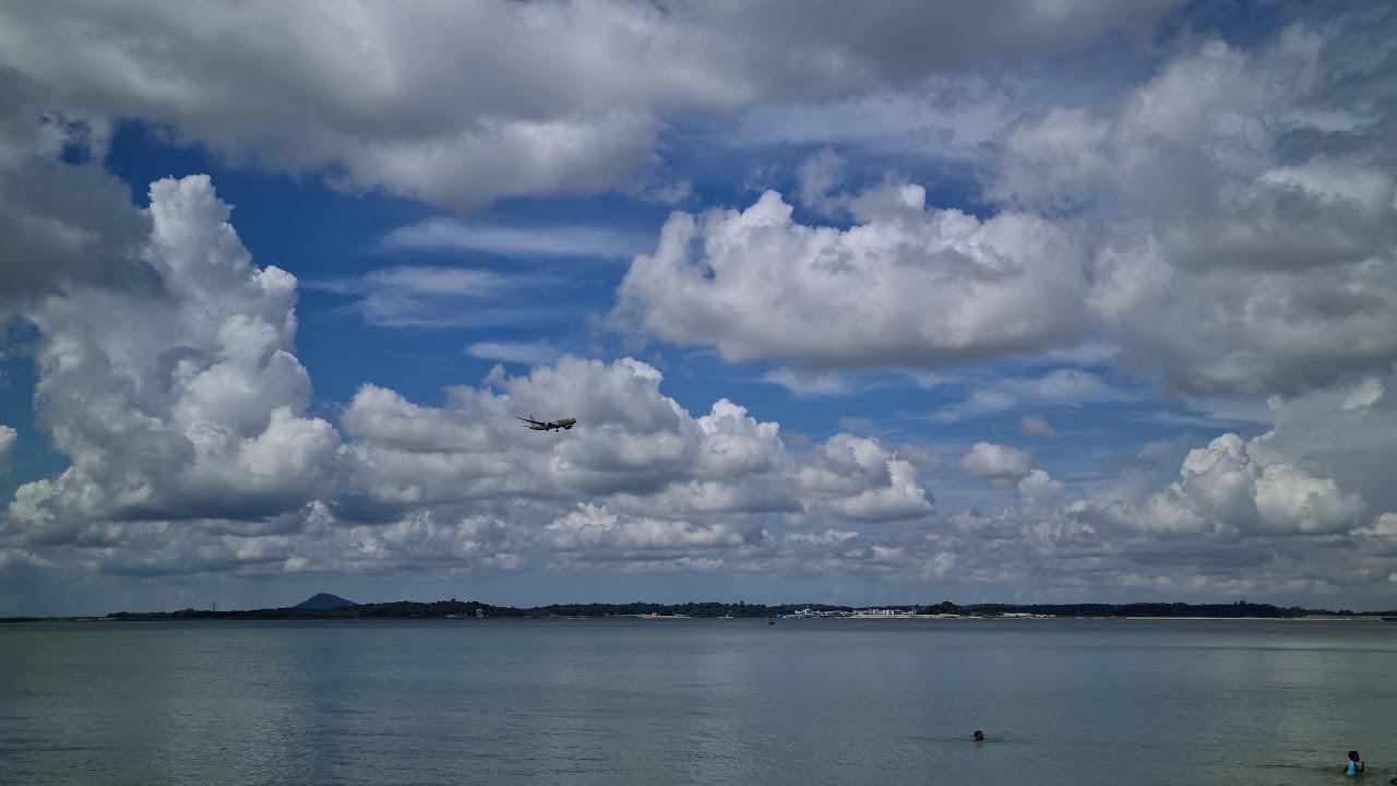 (8K) plane incoming - YouTube