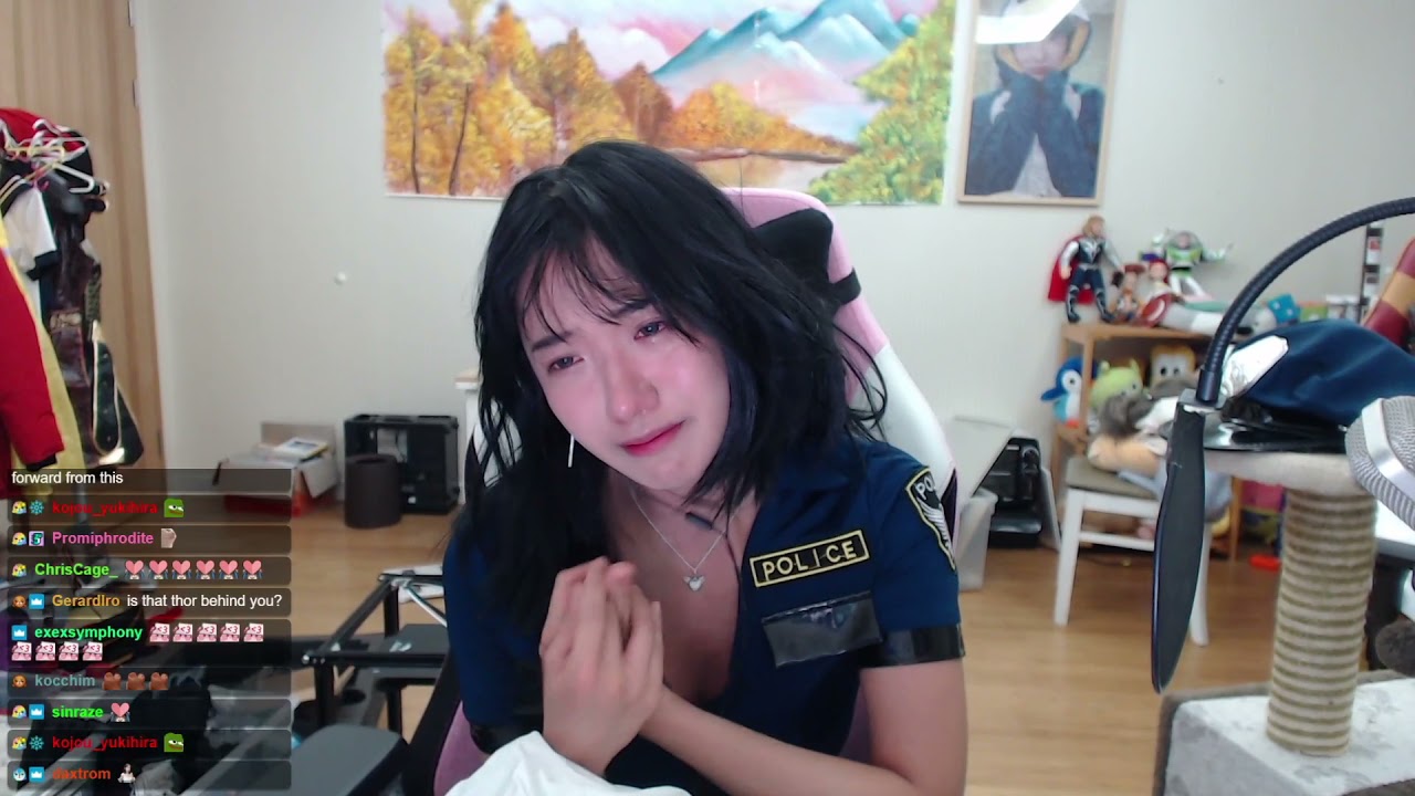 Jinnytty cries because Kiaraakitty brings up N4jn drama on stream - YouTube