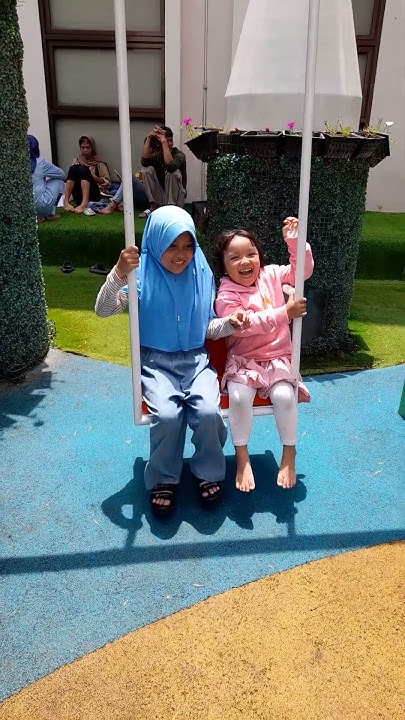 Bermain ayunan di taman begitu menyenangkan - YouTube