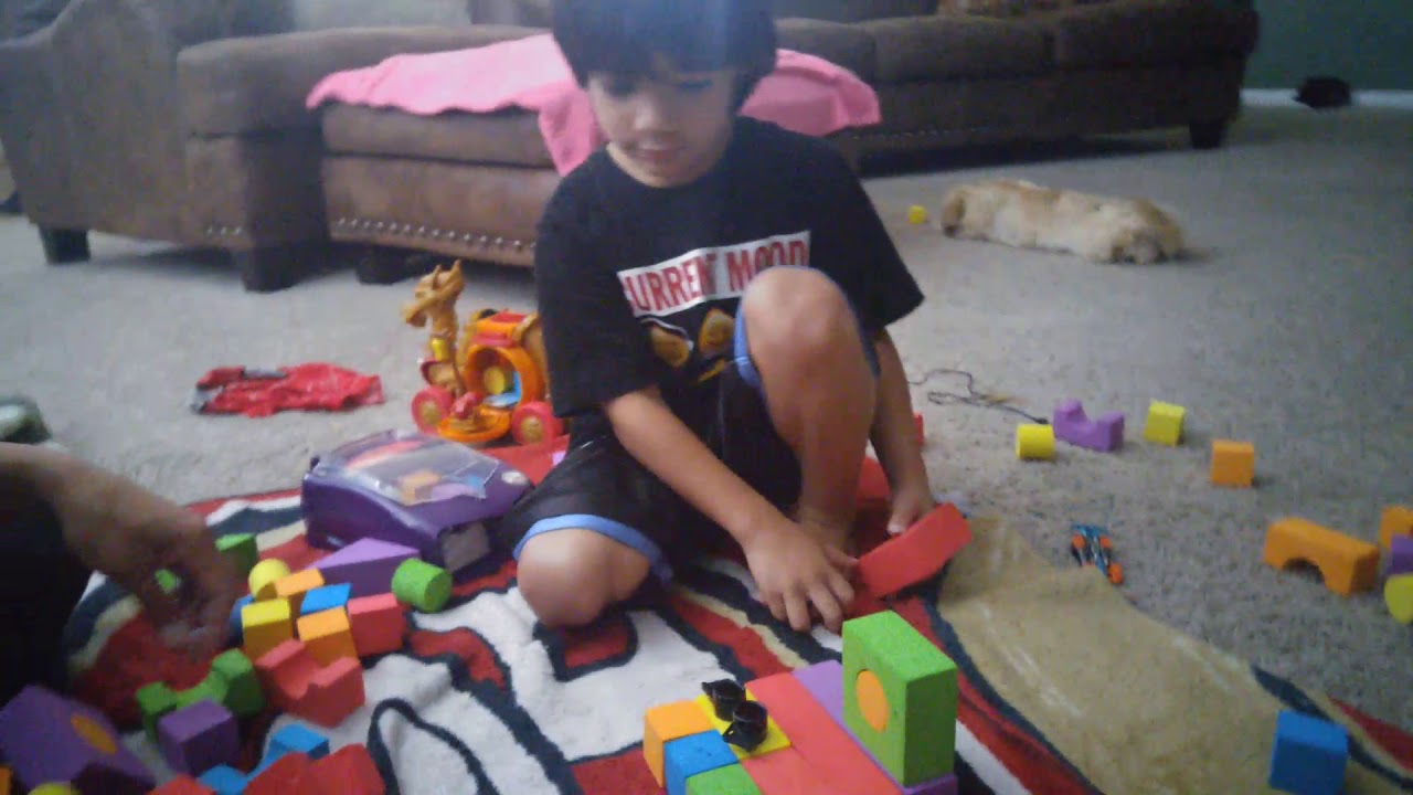 How to build a mini castle out of foam blocks - YouTube