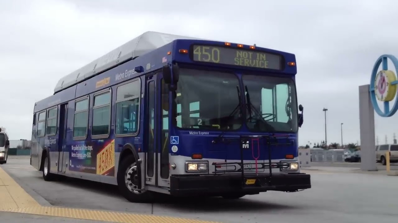 LACMTA Metro C40LF in "Metro Express Blue" - YouTube