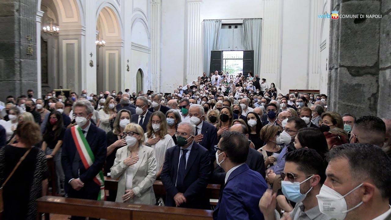 La città porge l'ultimo saluto a Maria Filippone - YouTube