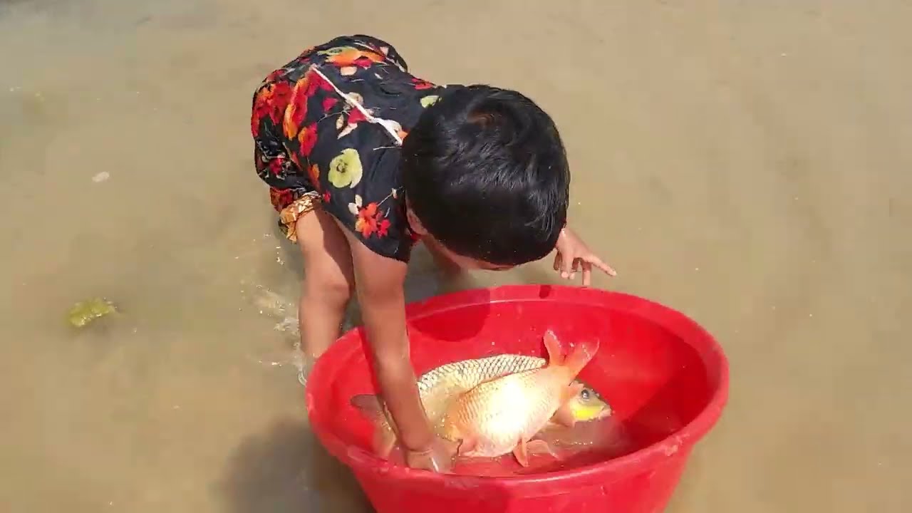 Wow Really Amazing Fishing Video | Traditional little girl catching ...