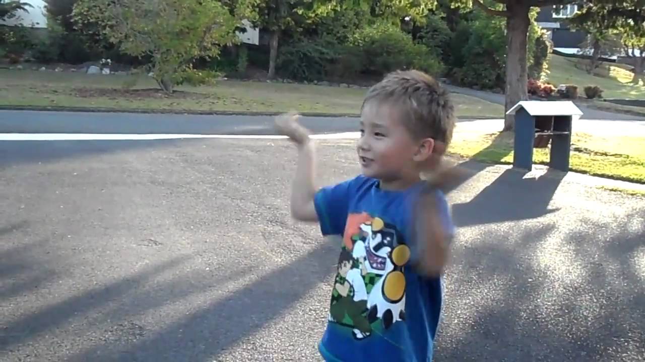 Matthew singing Tena Koutou with sign language - YouTube