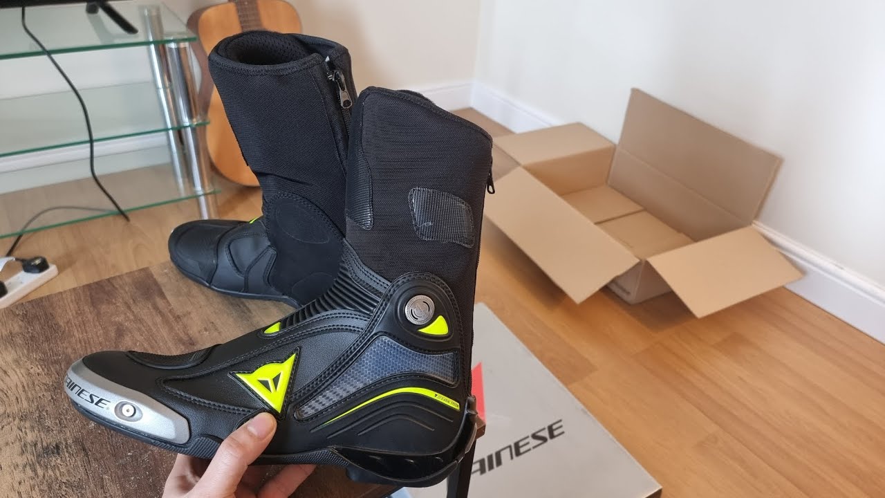 unboxing dainese axial d1 boot - YouTube