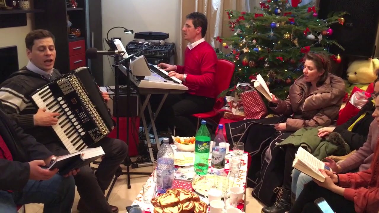 Și a fost Iisus copil... Colind Oastea Domnului Comanesti - YouTube