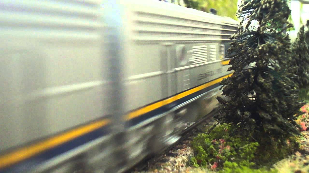 Marklin SANTA FE F 7 & Streamliner Coaches - YouTube