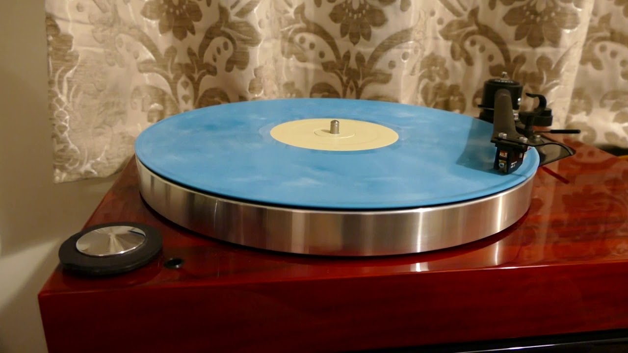 Roksan Xerxes 20+ playing Sam Prekop - blue vinyl. Good pressing too ...