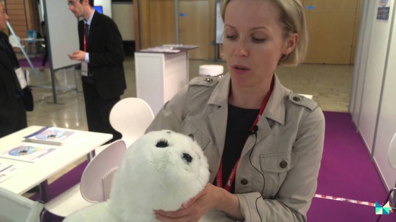 Innorobo 2015 : Présentation de PARO, un robot émotionnel interactif ...
