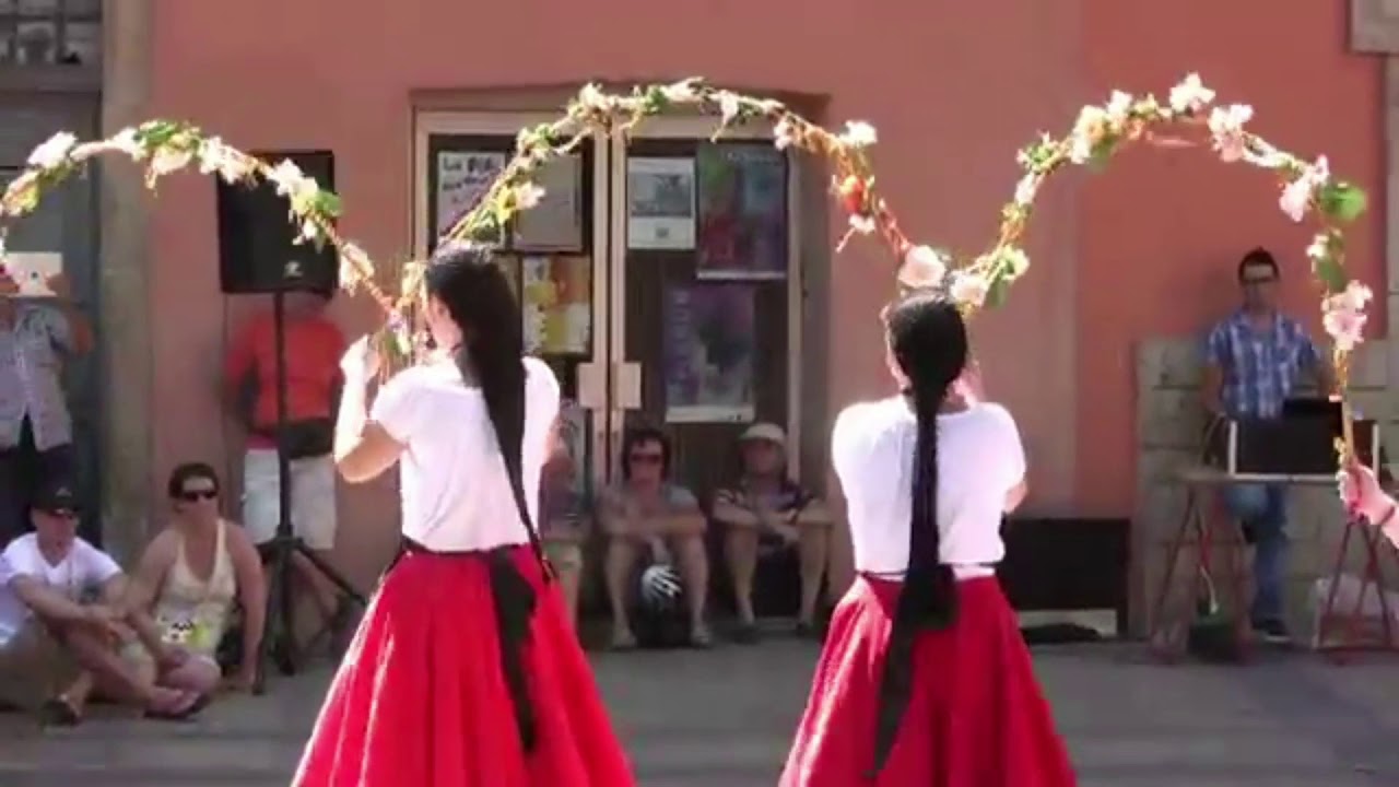 Danse traditionnelle catalane (Traditional french catalan dance) - YouTube