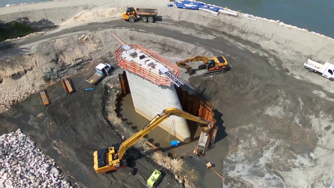 Construction de la pile du pont vu du ciel - YouTube