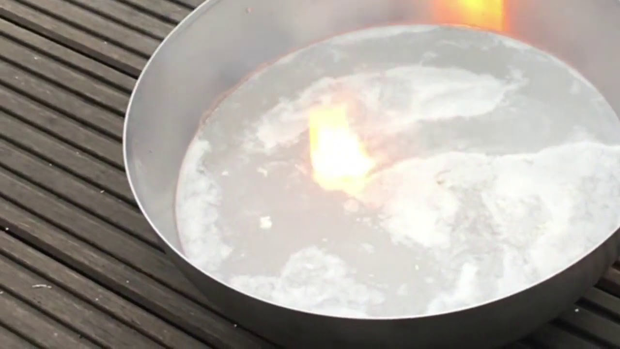 Versuch Natrium in Wasser - YouTube