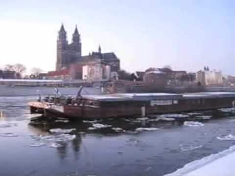 Eisgang und Schiffsverkehr am Elbe-km 326 - YouTube