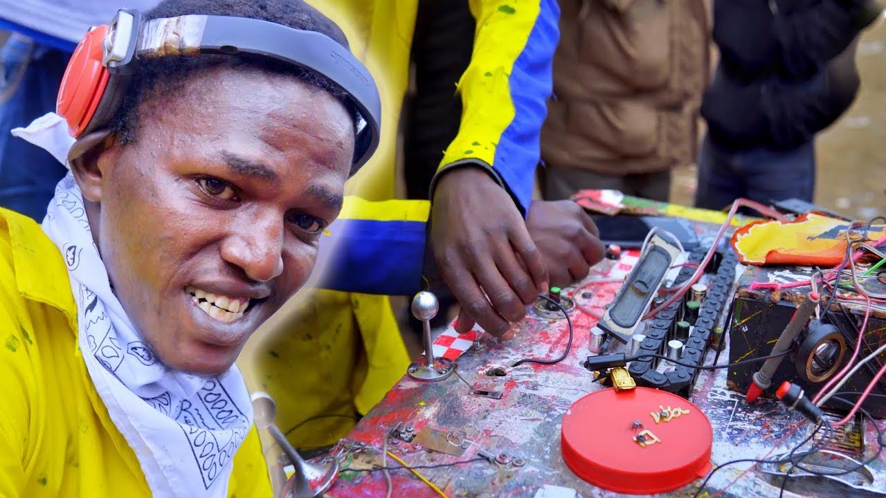 Un DJ de rue fabrique sa propre platine à partir d'objets ménagers de ...