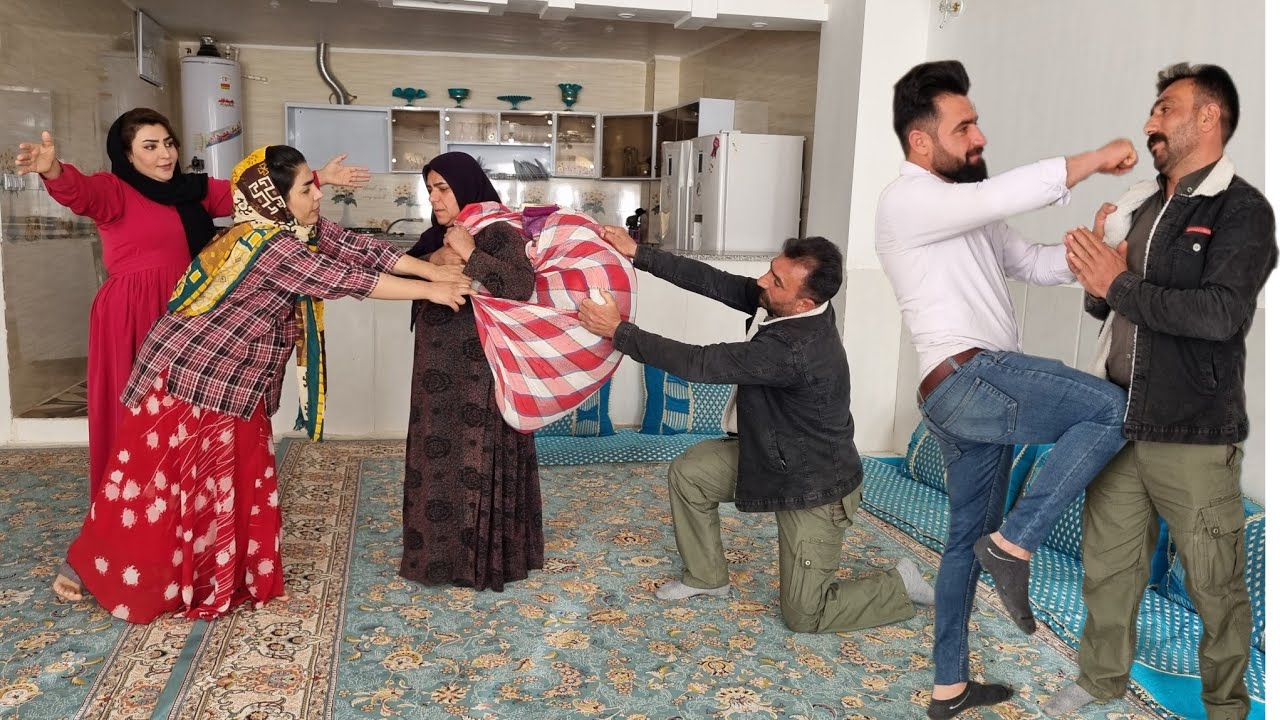 The conflict between Abdullah and Ruhollah for paying and helping Leila and Akram😱😱😱😱 - YouTube