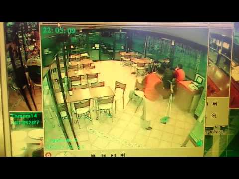 Müşterinin sandalyesini çeken garson