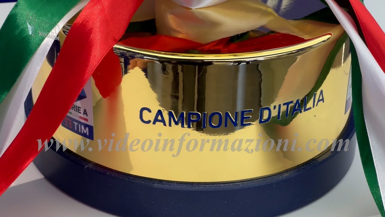Coppa dello scudetto in mostra a Napoli, fila per i selfie - YouTube