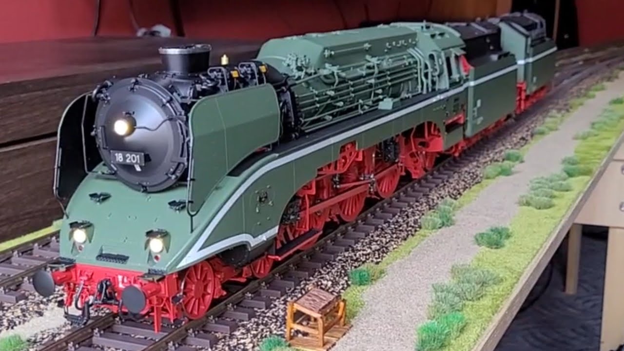 KM1 Spur1, BR 18 201 mit Zusatztender - YouTube