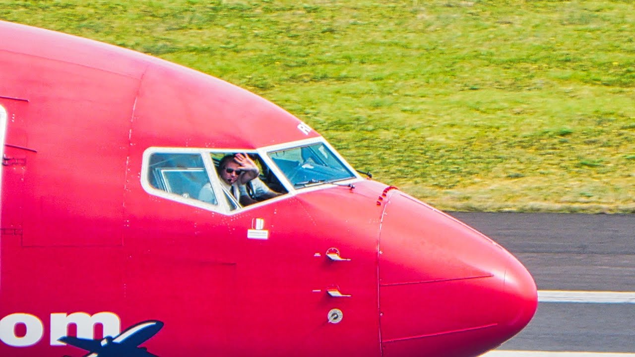 Norwegian PILOT open WINDOW and WAVE at Madeira Airport - YouTube