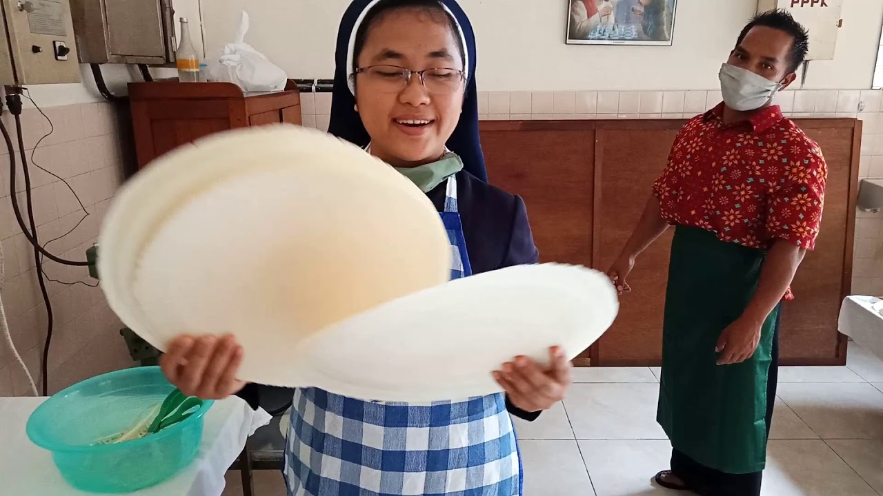 Pembuatan Hosti di Hosti Bakery Suster CB - YouTube