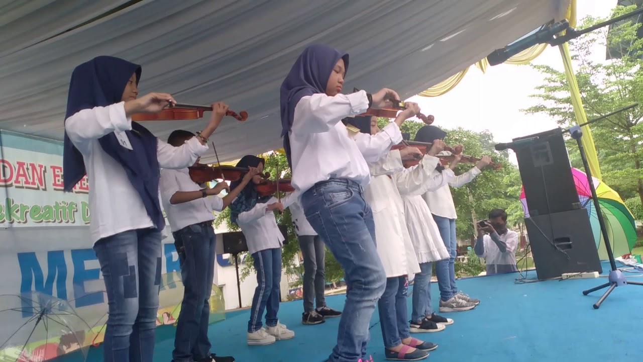 Penampilan Najla dalam Lomba Main Biola di musim listrik TMII - YouTube