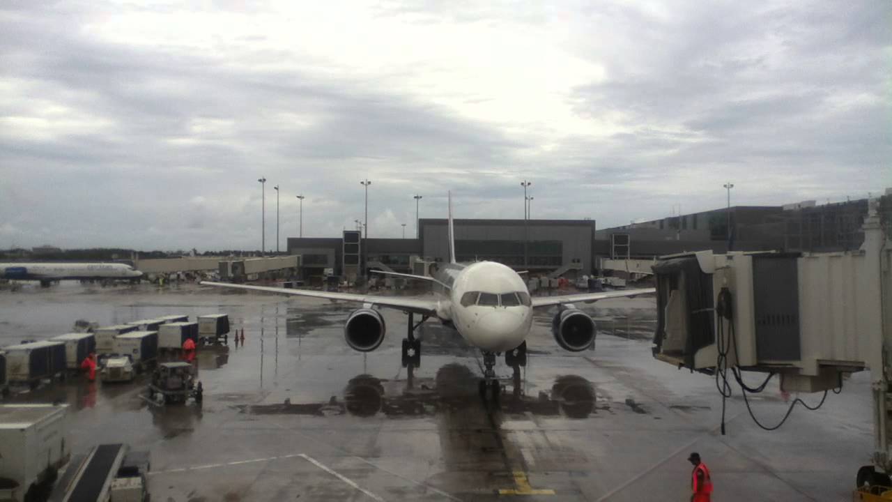 Delta Air Lines Boeing 757-232 [N617DL] - Gate Arrival at FLL ...