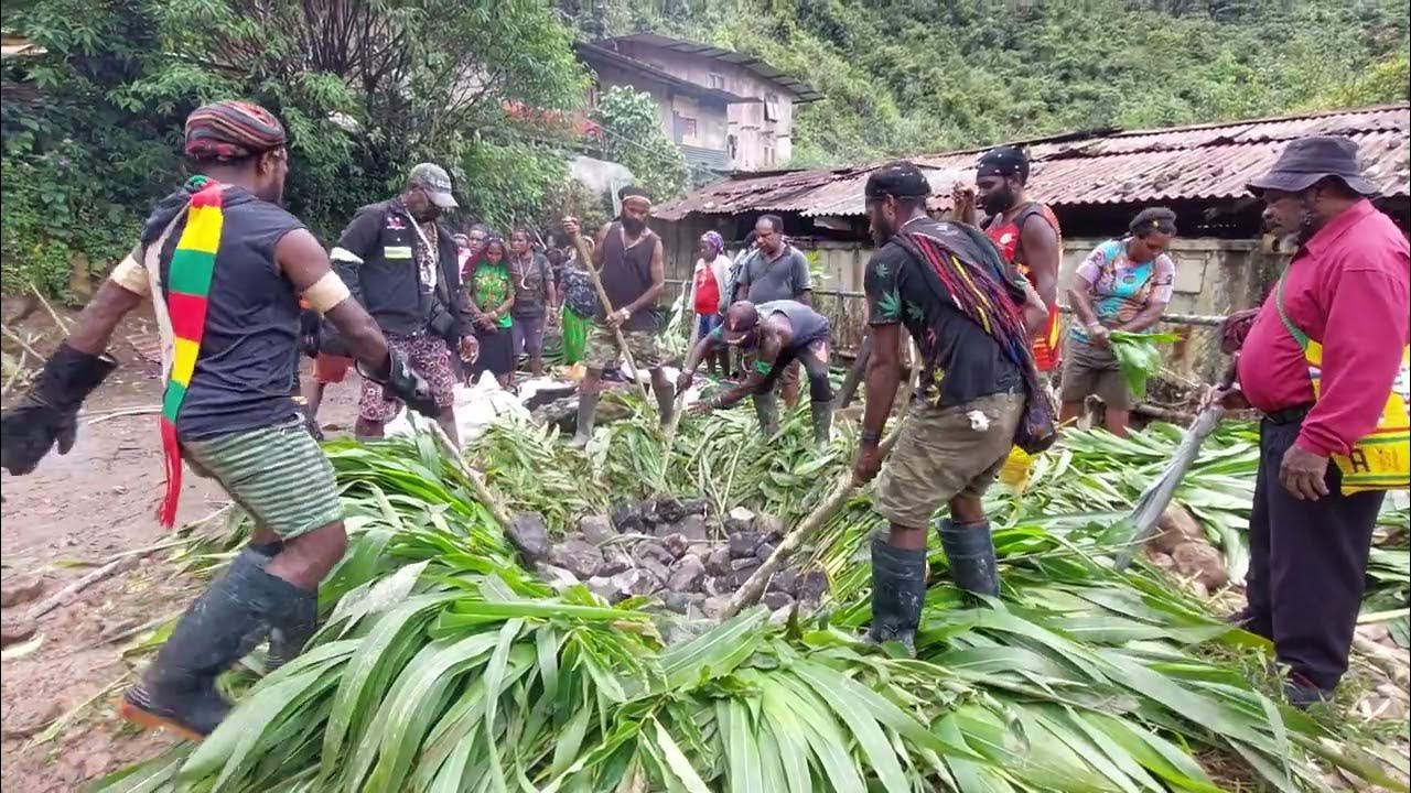 Kebersamaan TNI dan Masyarakat Kp. banti tembagapura saat acara bakar batu di Distrik ...