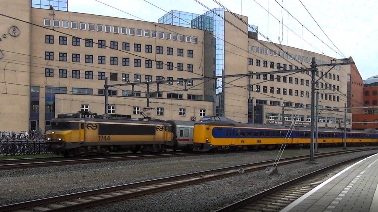 Simultaneously departure of IC Berlin and a NS EMU ICMm at Amersfoort ...