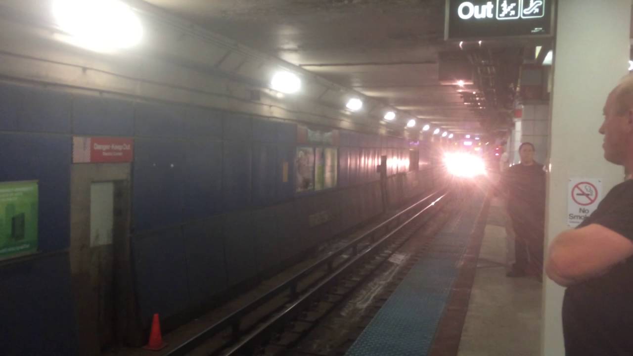 CTA 5000 Series Red Line Entering Roosevelt - YouTube