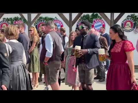 FC Bayern mit 100-Tore-Kane beim Oktoberfest