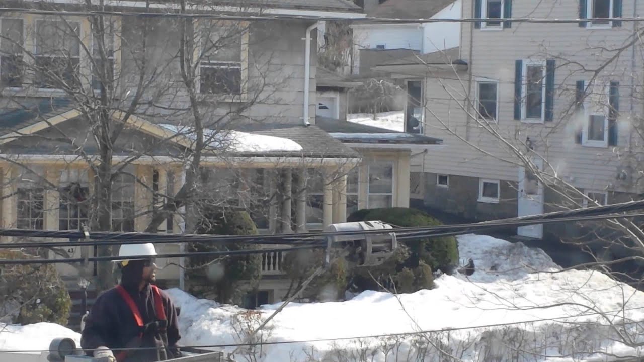 Verizon lineman installing fiber - YouTube
