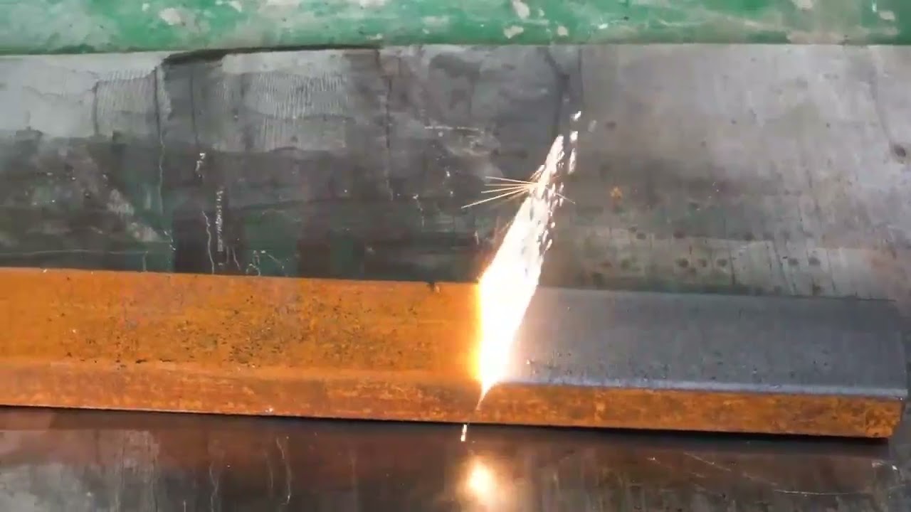 MAXCOOL CNC 1500w steel rust removal fiber laser cleaning machine - YouTube