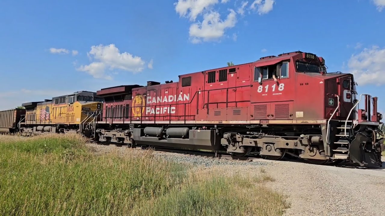 SHANTZ SUB ACTION! CP AC4400CWM 8118, UP C44AC 6834 leading train 609 ...