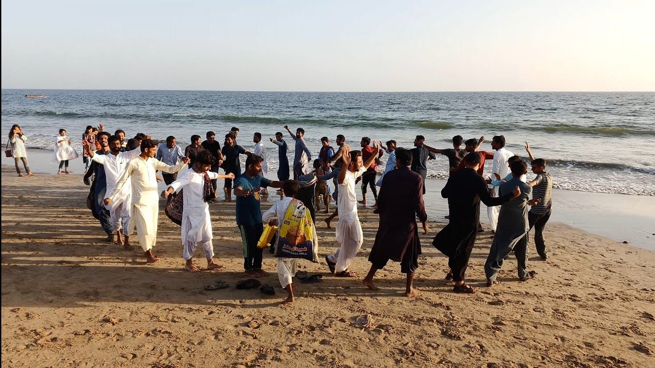 Sindhi Dance On Ho Jamalo At Hawks Bay Karachi - YouTube