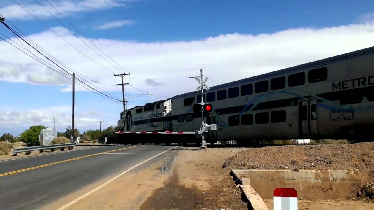 Metrolink 205 N led by SCAX 858 over Sierra Hwy S - YouTube